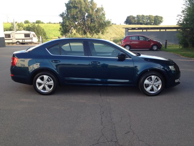 image5 - Skoda Octavia 1.4 TSI Lava Blue - Gallery - BRISKODA