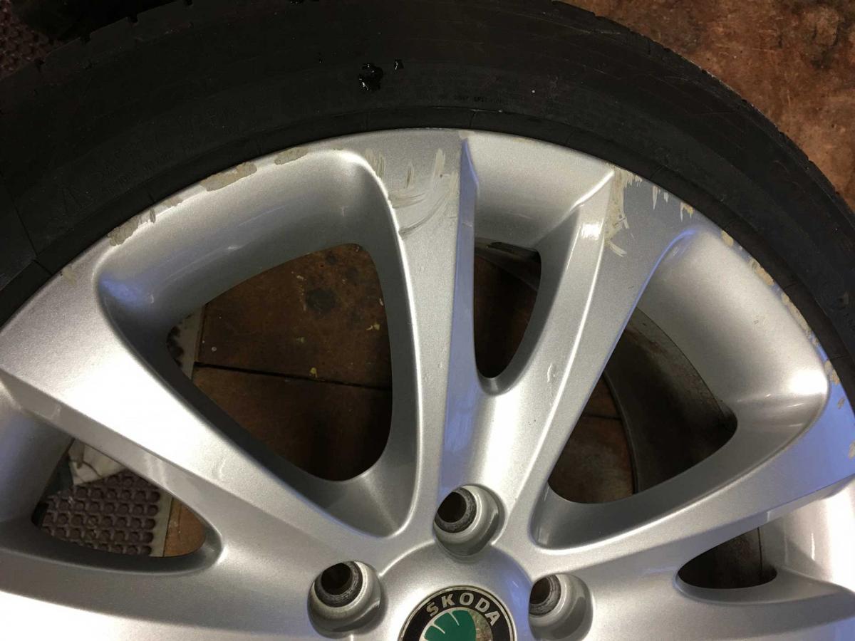 Scuffed alloy wheel - Skoda Superb Mk II (2008-2015) - BRISKODA