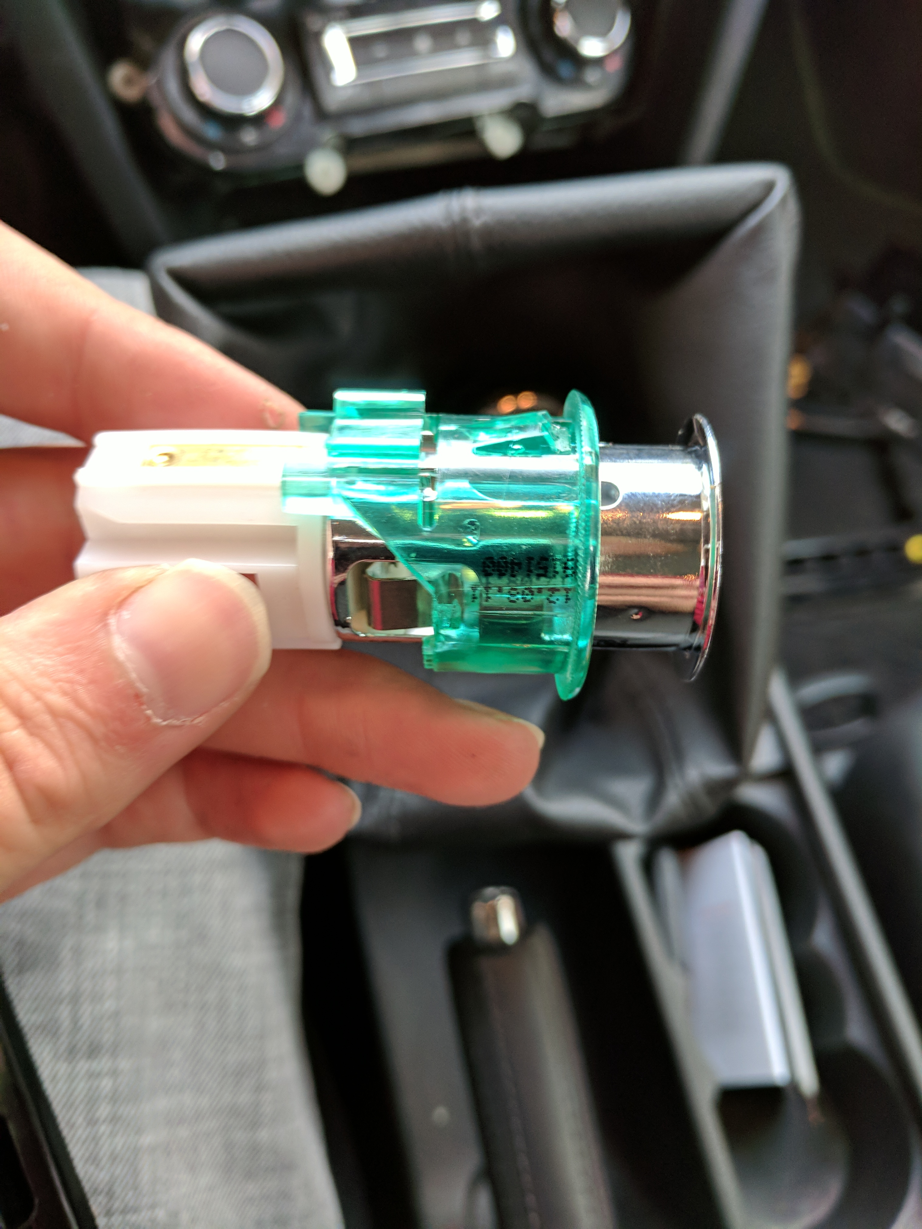 Replacing the front cigarette lighter socket - Skoda Superb Mk2 (2008 ... Replacing the front cigarette lighter socket - Skoda Superb Mk2 (2008 ...