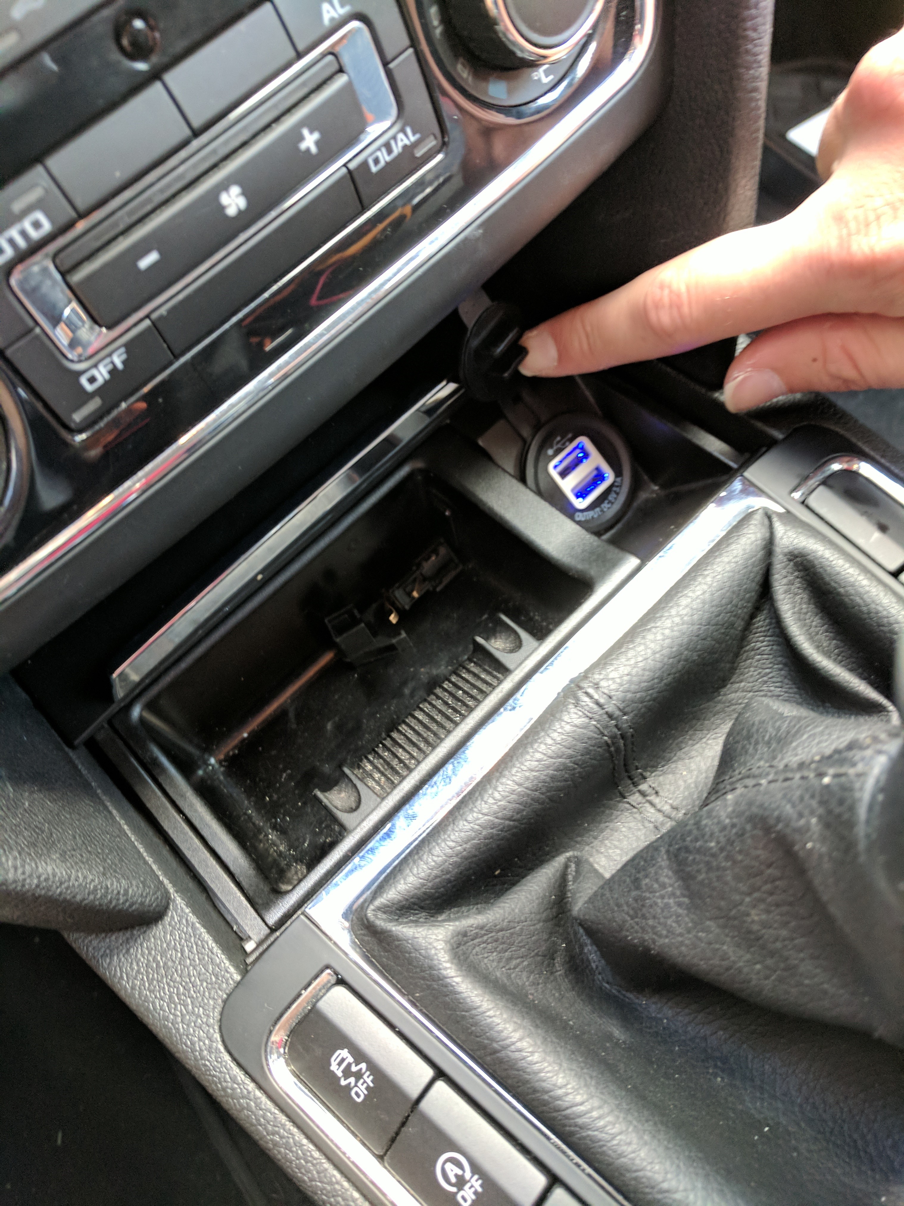 Replacing the front cigarette lighter socket - Skoda Superb Mk2 (2008 ... Replacing the front cigarette lighter socket - Skoda Superb Mk2 (2008 ...