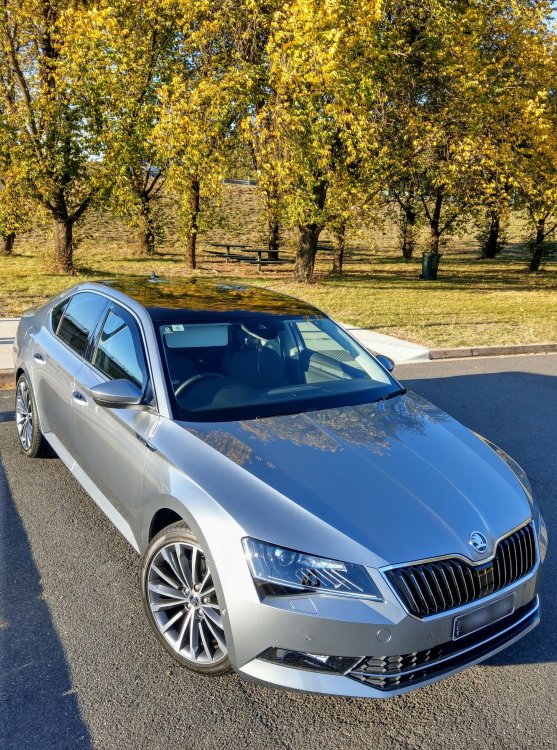 Superb 3 Hatchback with Gloss Black Vinyl Wrap on roof - Skoda Superb ...