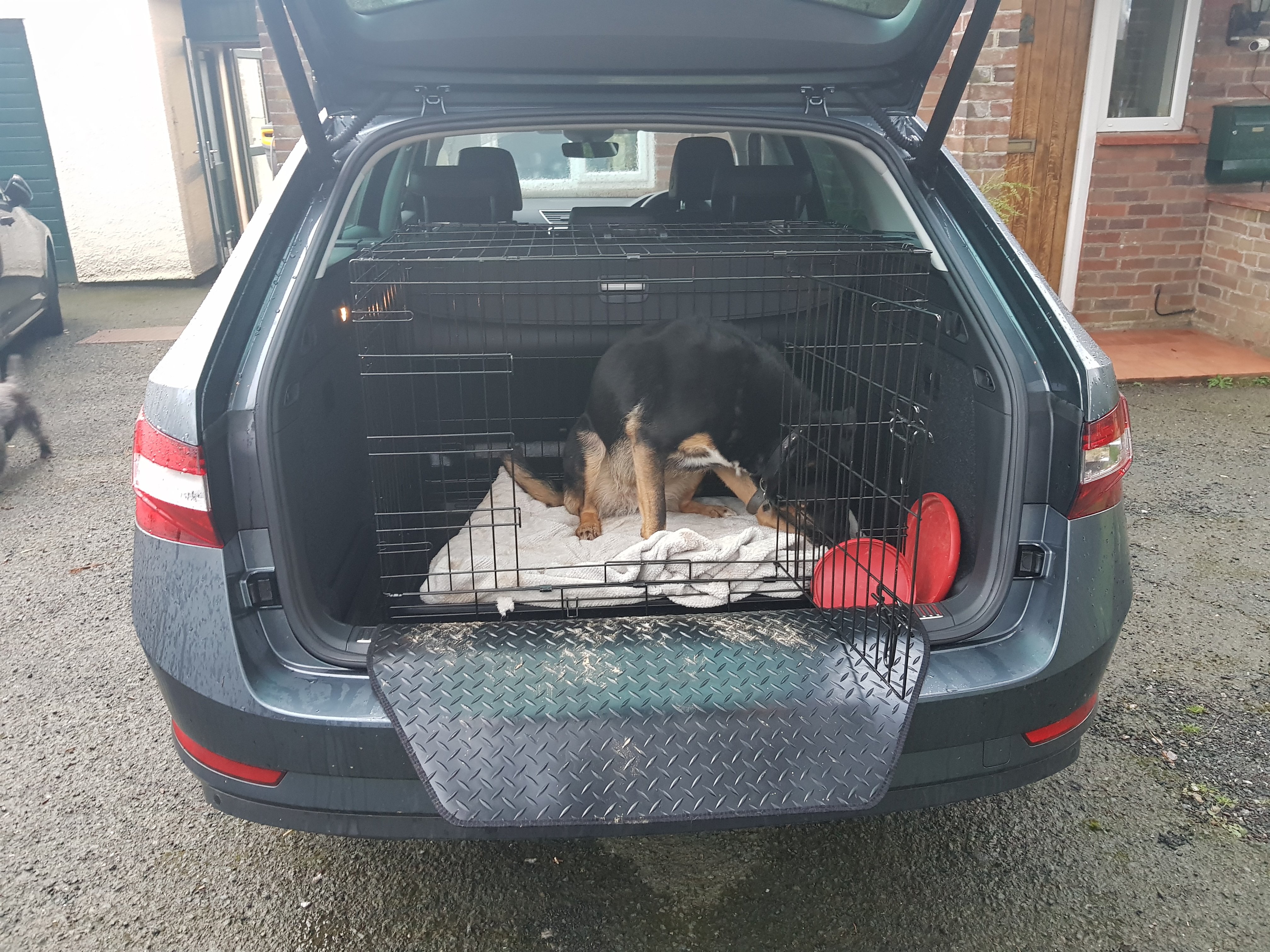What is the minimum internal width of the Superb III estate boot ...