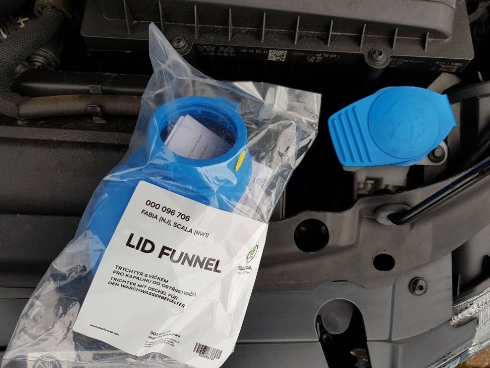 Integrated funnel for windscreen washer tank - Skoda Octavia Mk3 (2013 ...