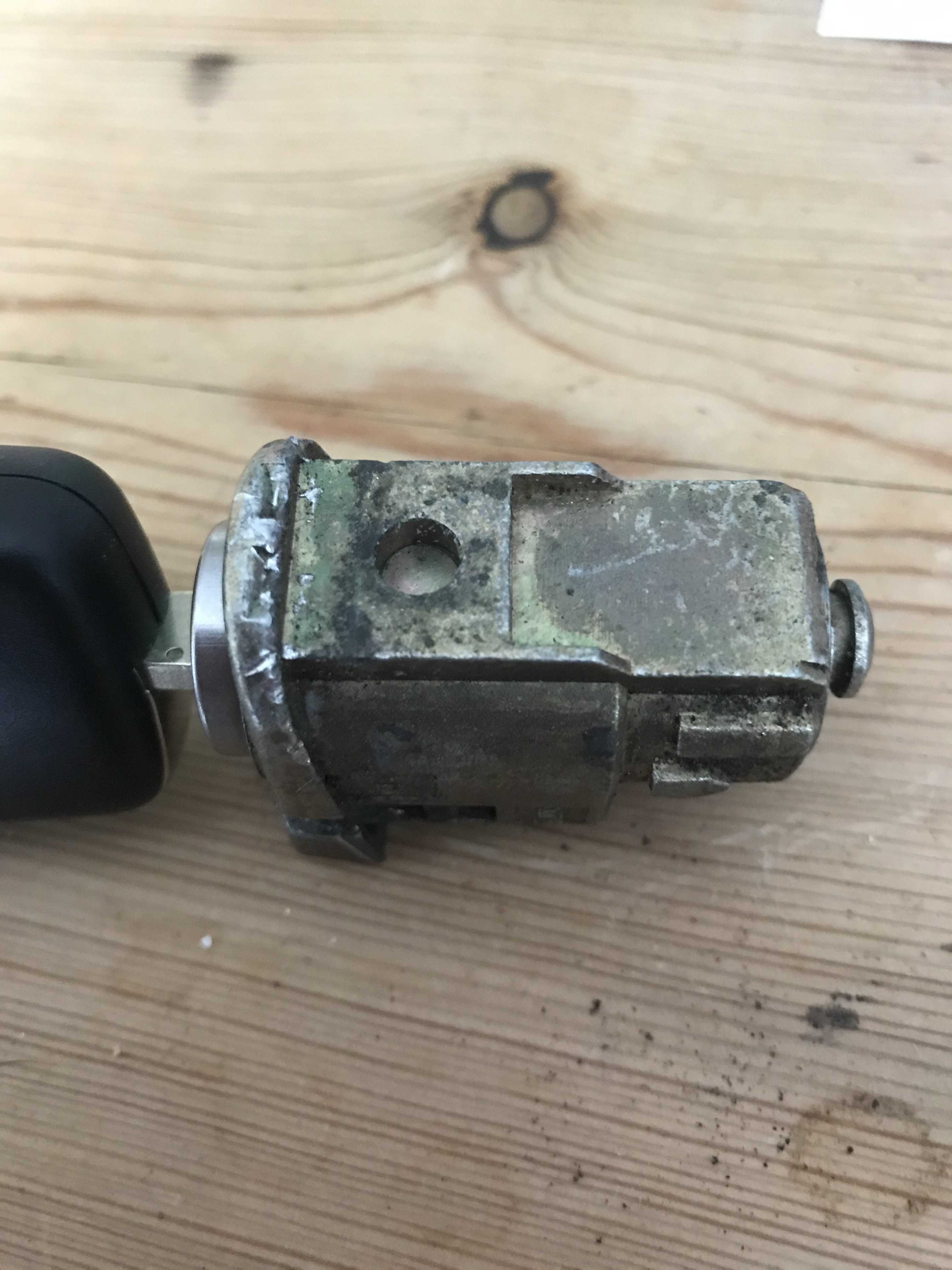 Door lock drivers side - Skoda Fabia Mk1 (1999-2007) - BRISKODA