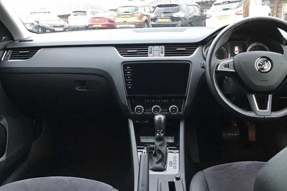 Why are these screens different? - Skoda Octavia Mk3 (2013 - 2020 ...