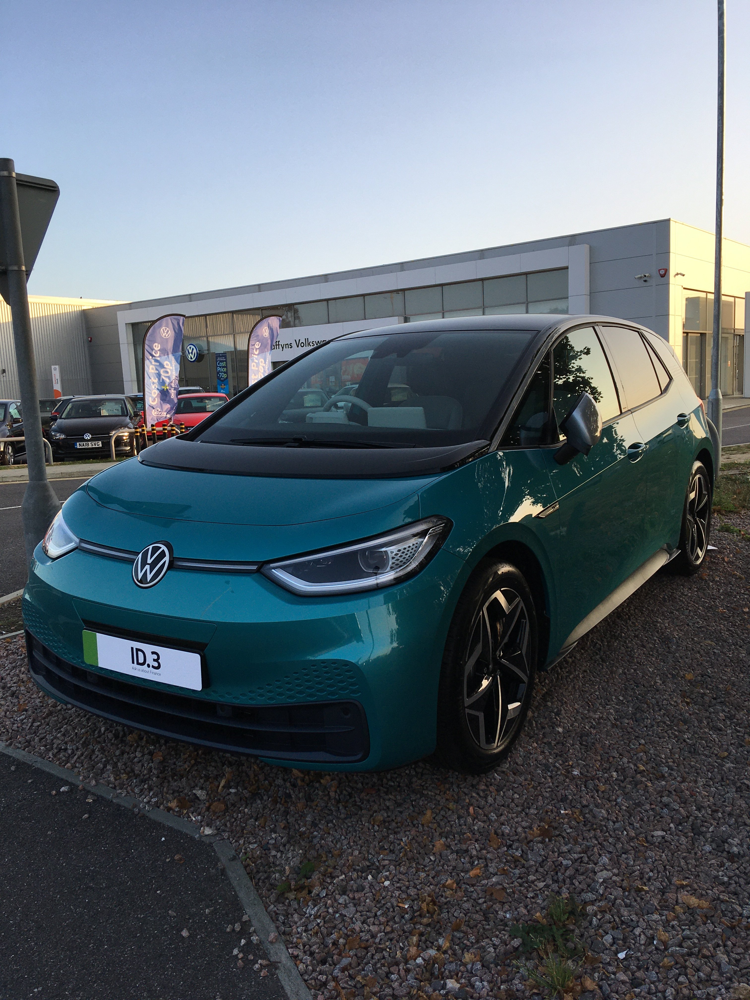 VW ID. 3 (rear wheel drive) :First Drive by Fully Charged. Youtube vid ...