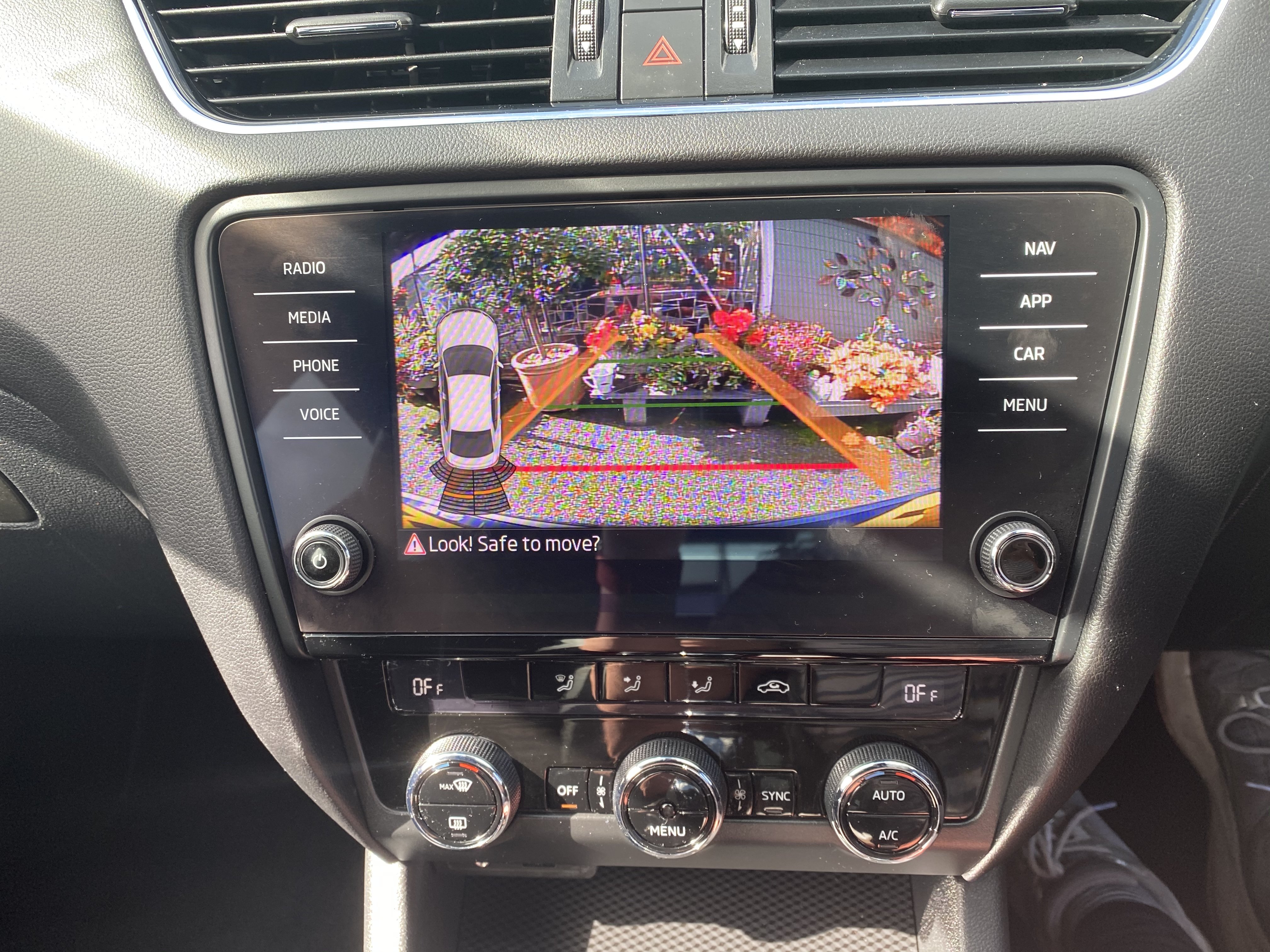 Non-OEM reverse camera with trajectory or dynamic guidelines - Skoda ...