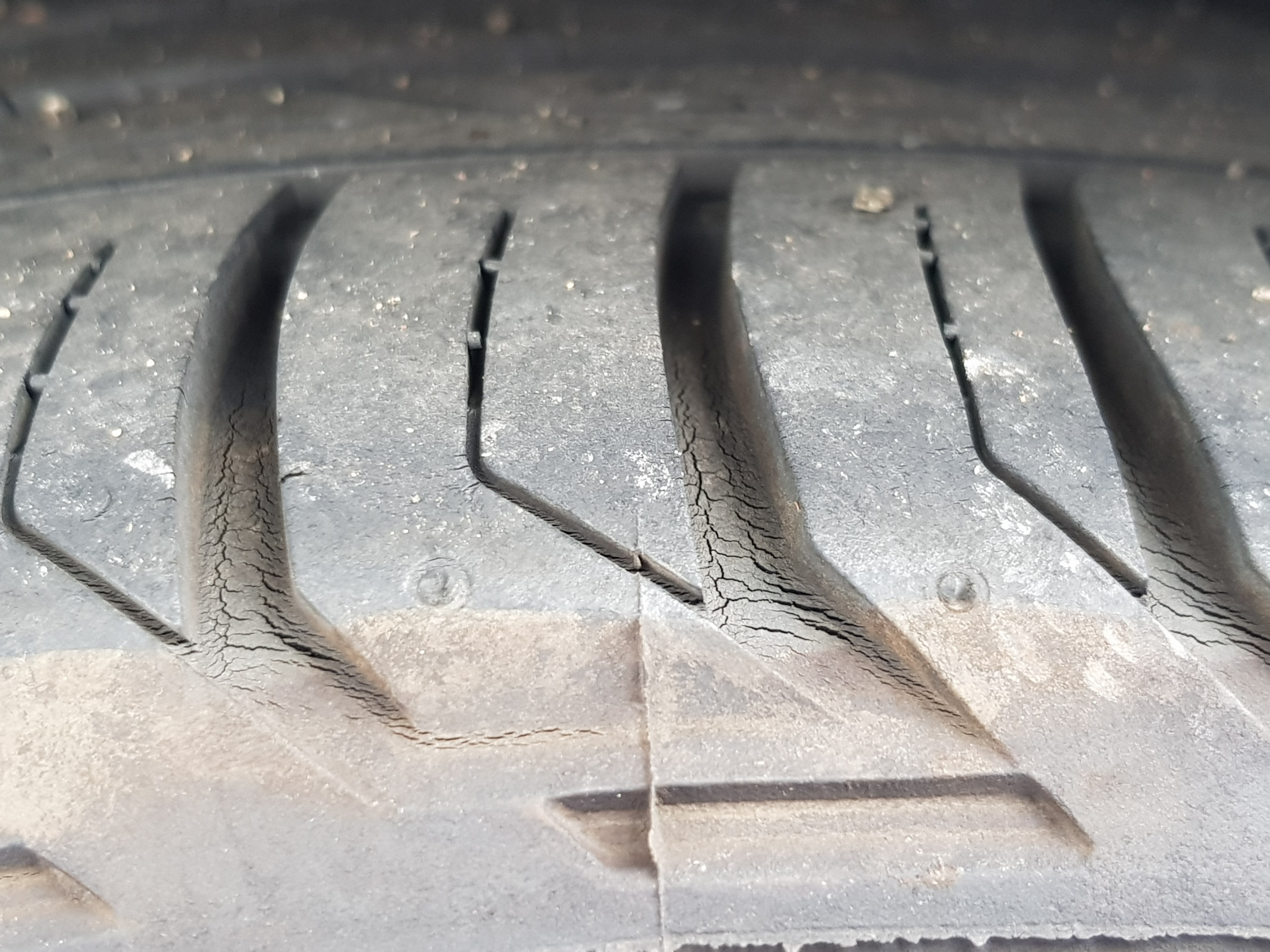 Perishing tyres - Tyres & Wheels - BRISKODA