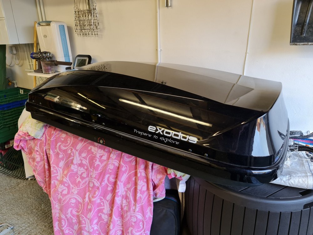 Halfords (Thule) Exodus 470 litre roof box + bars Skoda Octavia Mk2 ...