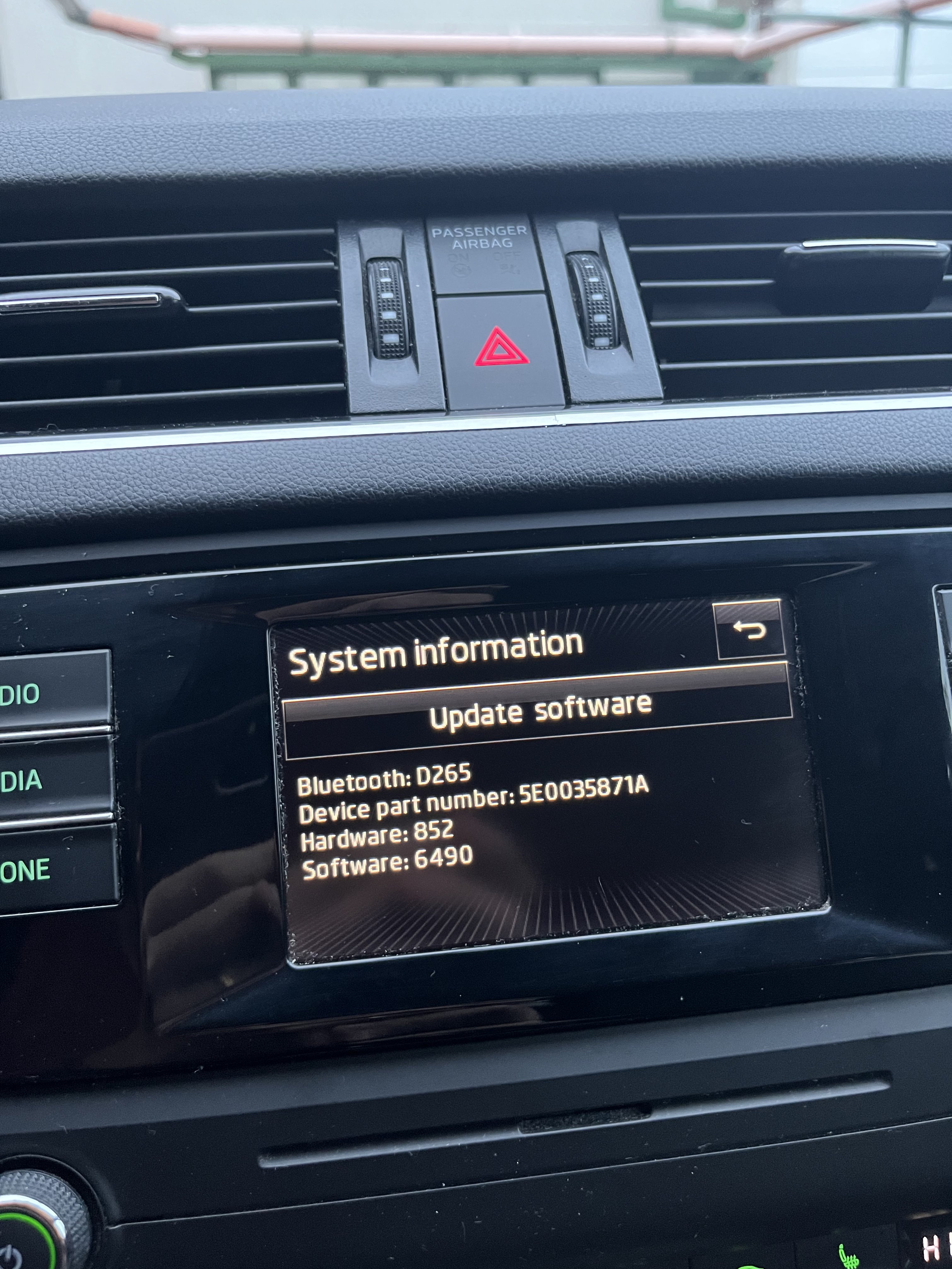 Swing headunit 5E0035871A upgrade options to have CarPlay - Skoda ...