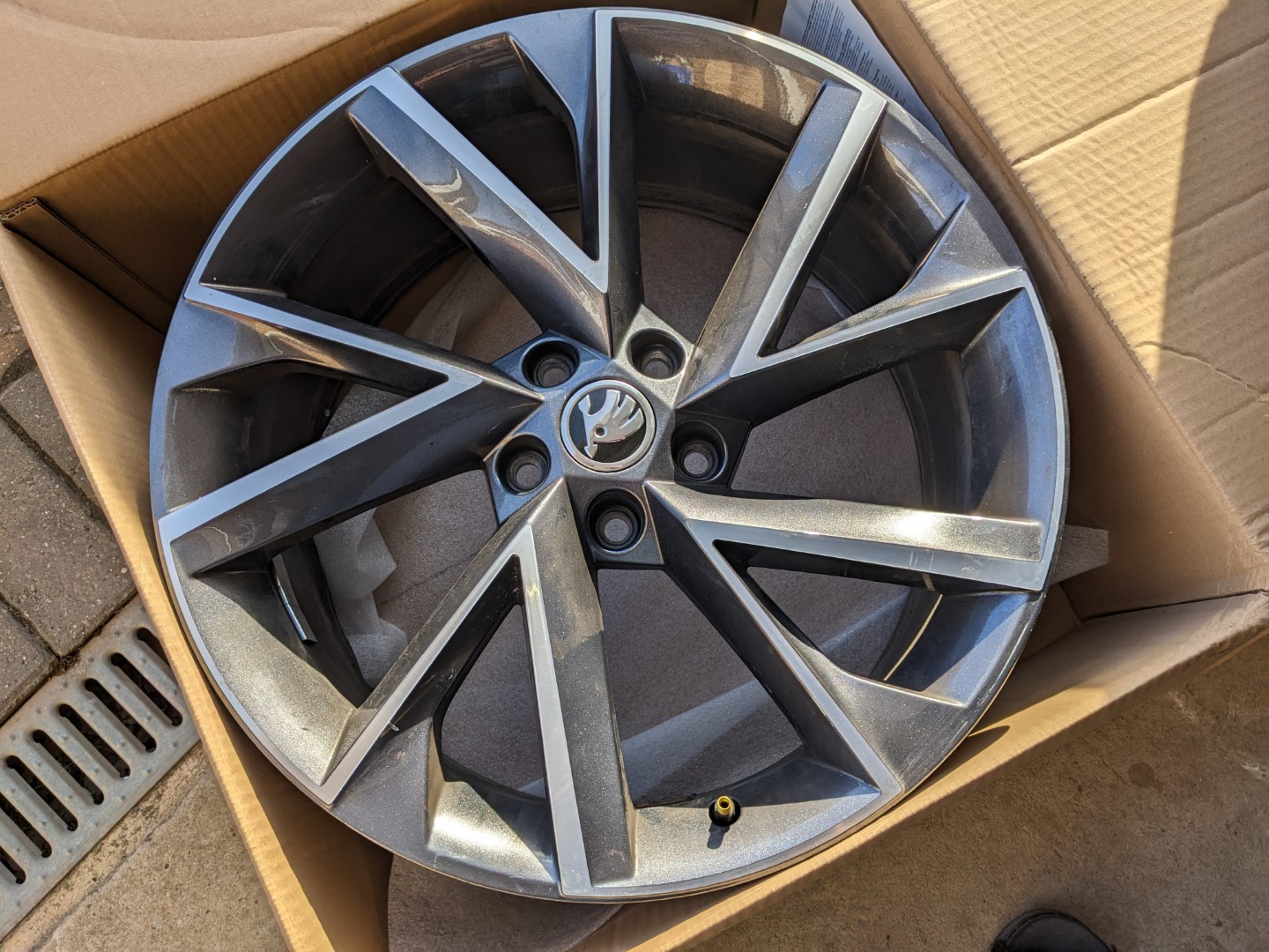 Vega 19" alloy wheel, inside edge curbed, repairable, FREE - Parts For ...