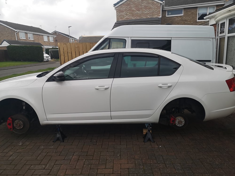 Jacking vehicle onto axle stands - Skoda Octavia Mk3 (2013 - 2020 ...