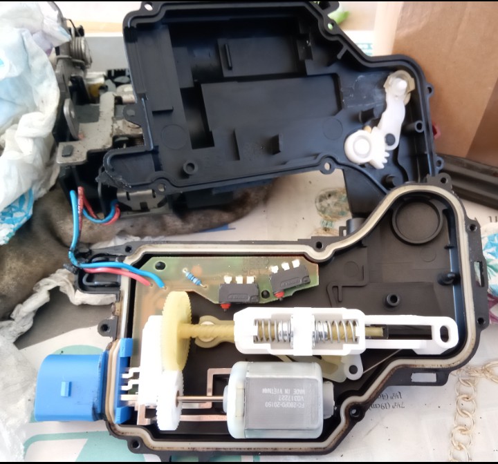 How to open up a Door lock actuator - General Maintenance - BRISKODA
