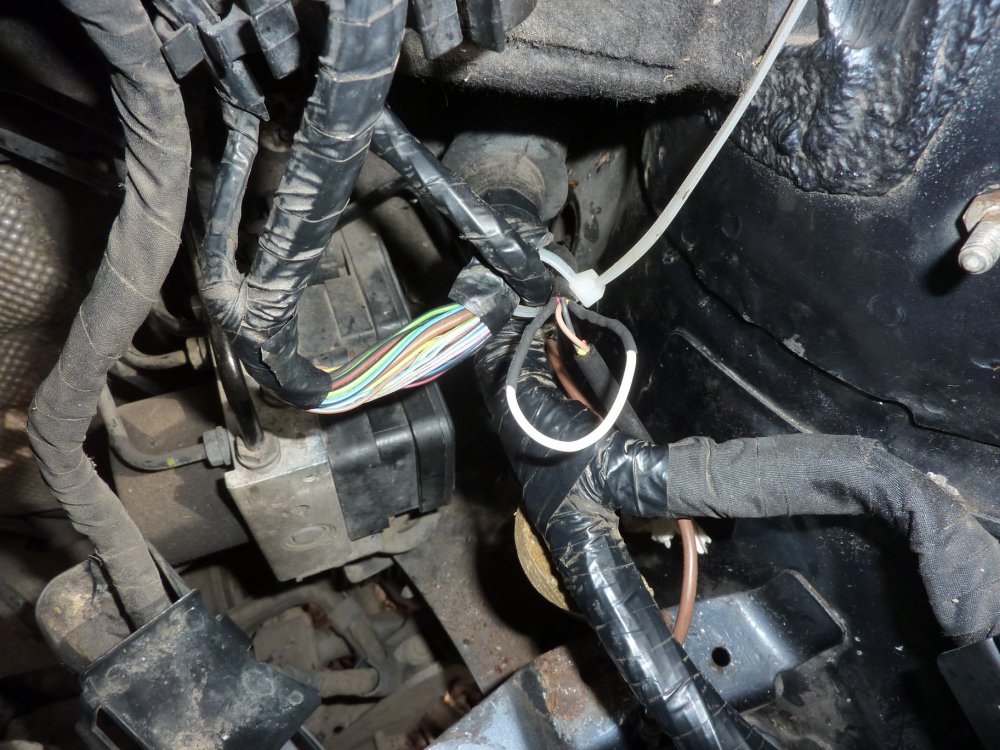 Brake pad sensor wiring - where does it go? - Skoda Octavia Mk2 (2004 ...