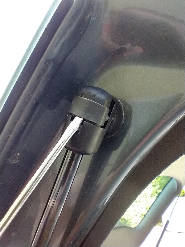 Tailgate gas struts - lubricate or replace? - Skoda Octavia Mk3 (2013 ...