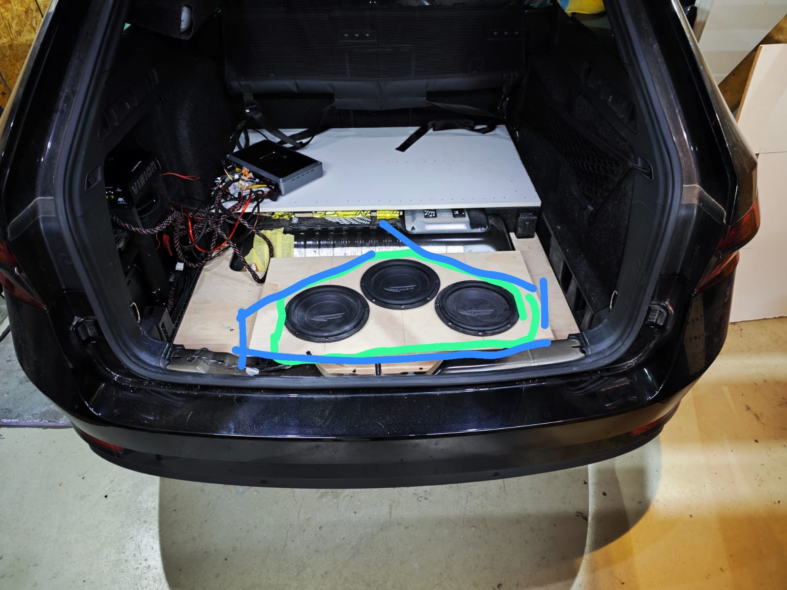 Inside Canton Amplifier - Skoda Superb Mk3 (2015 - 2023) - BRISKODA