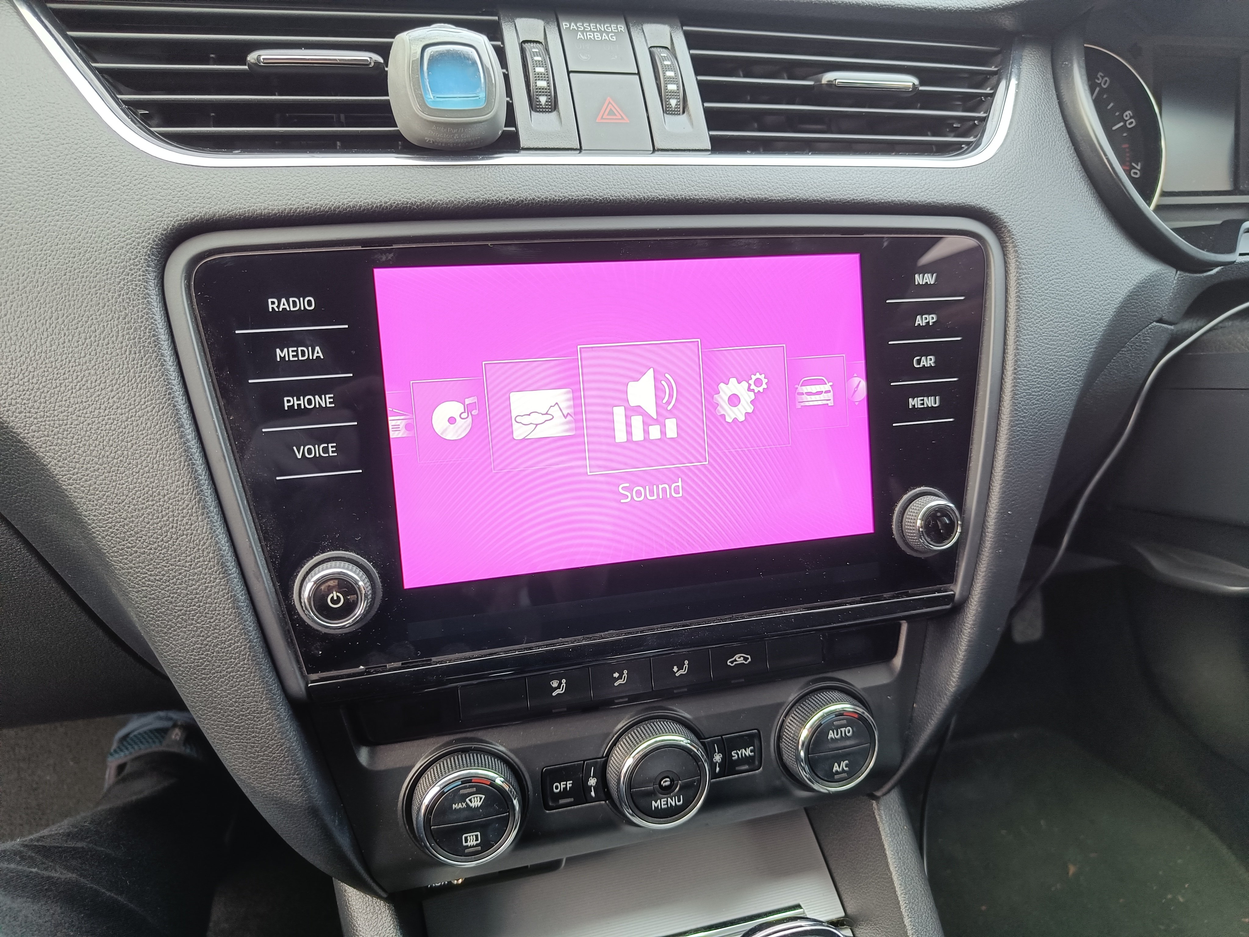 Infotainment Screen Flickering Red/Purple/Pink - Skoda Octavia Mk3 ...