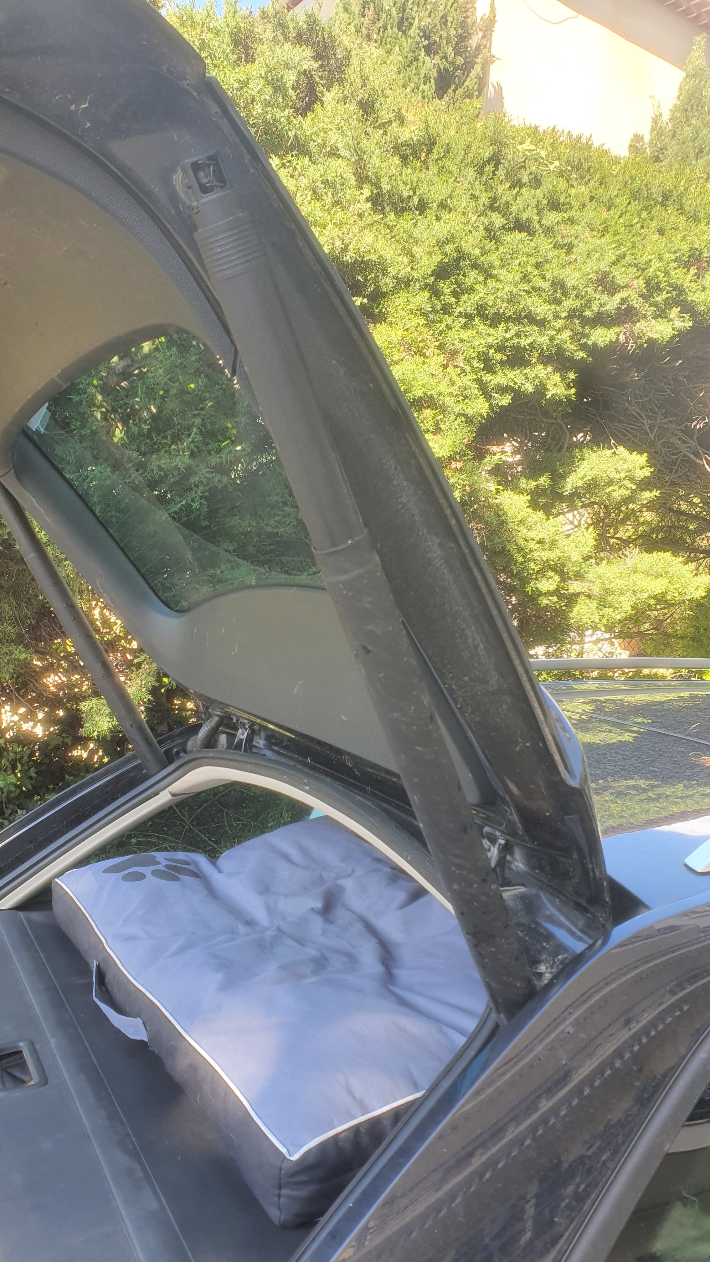 Replacing electric boot rams / pistons from China - Skoda Octavia Mk3 ...