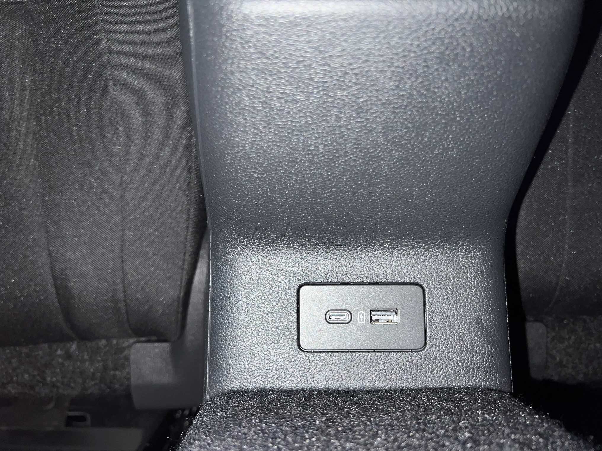 RetroFit Rear USB - Škoda Kamiq - BRISKODA