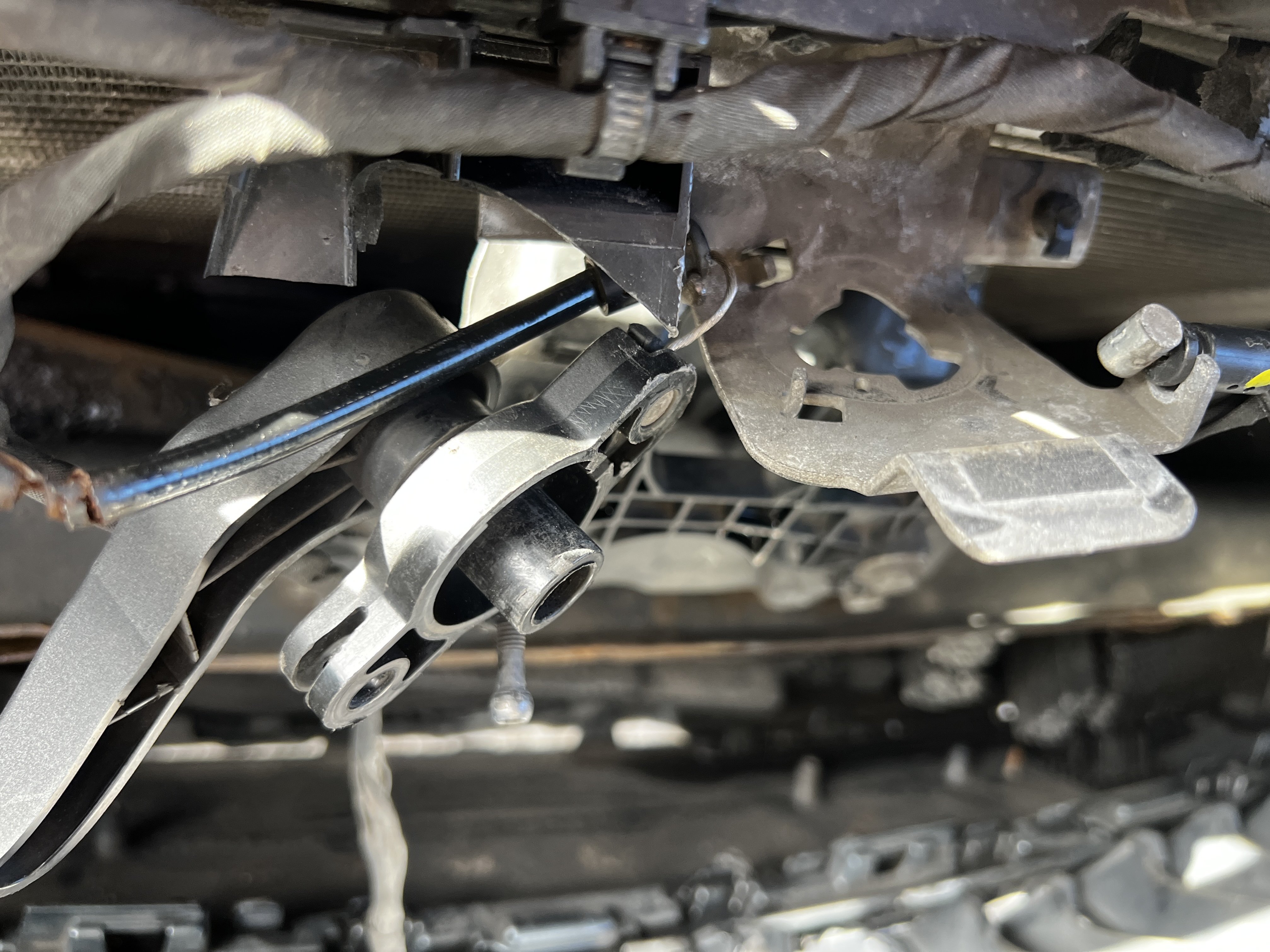 Broken latch / lock under bonnet - Skoda Superb Mk3 (2015 - 2023 ...