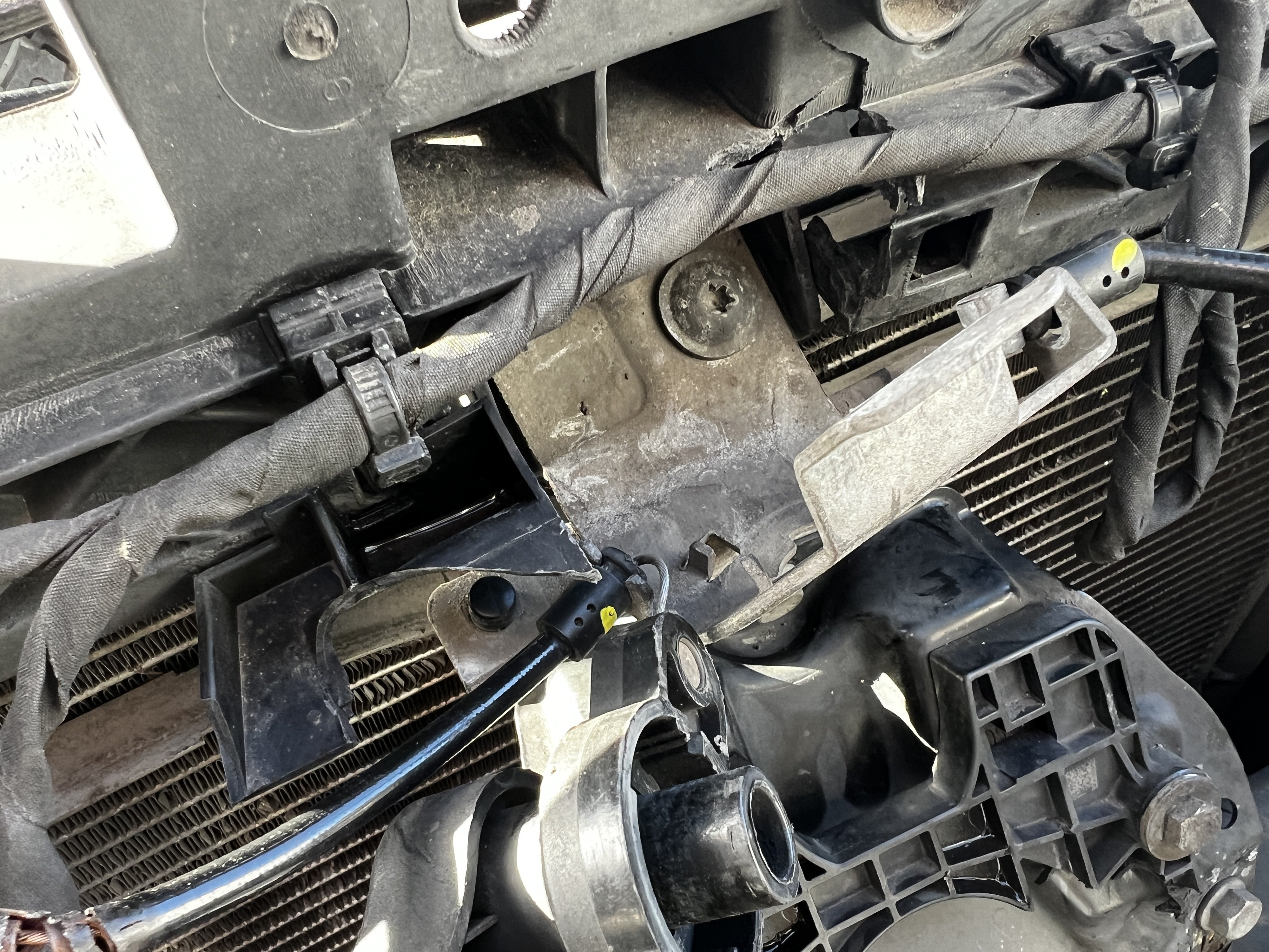 Broken latch / lock under bonnet - Skoda Superb Mk3 (2015 - 2023 ...