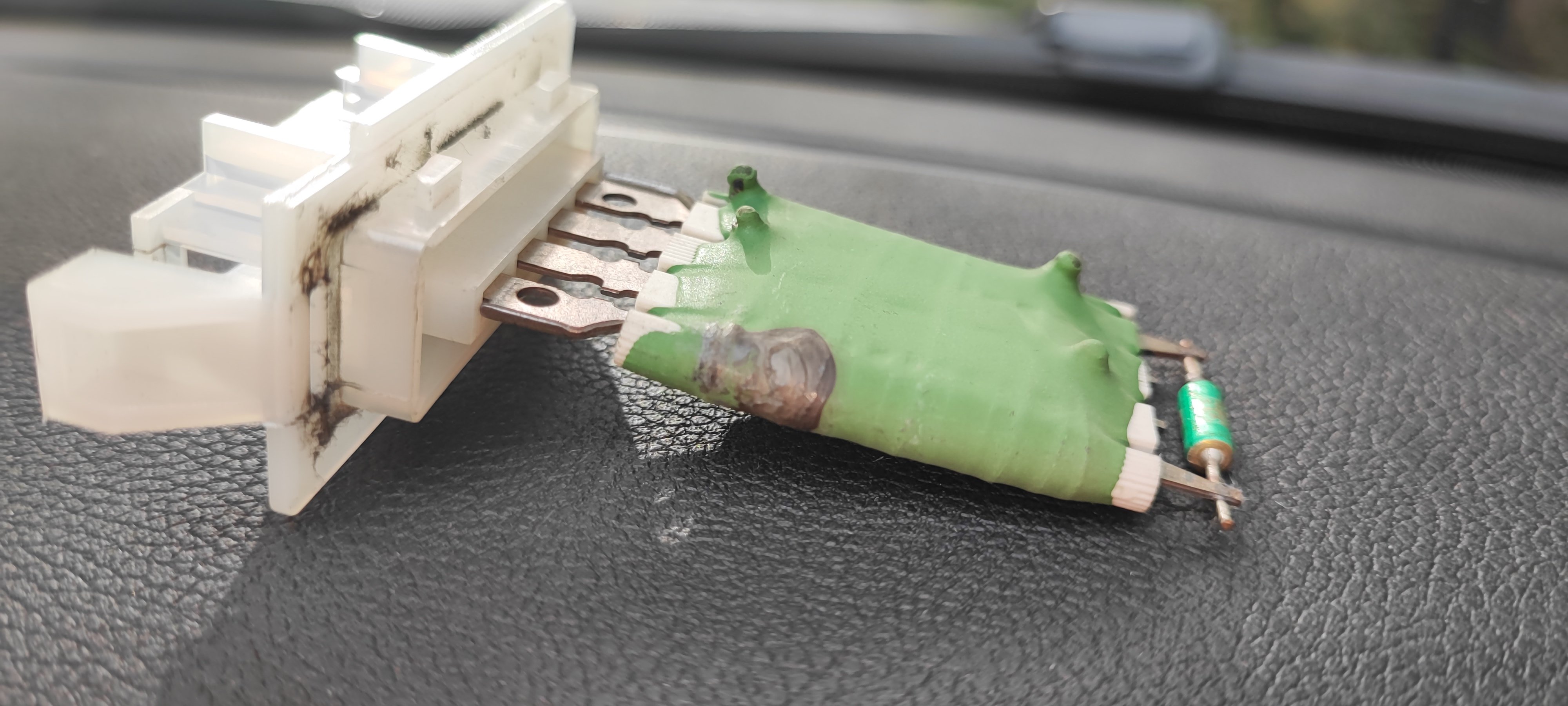 what is this part and how do i even put it back - Skoda Yeti - BRISKODA