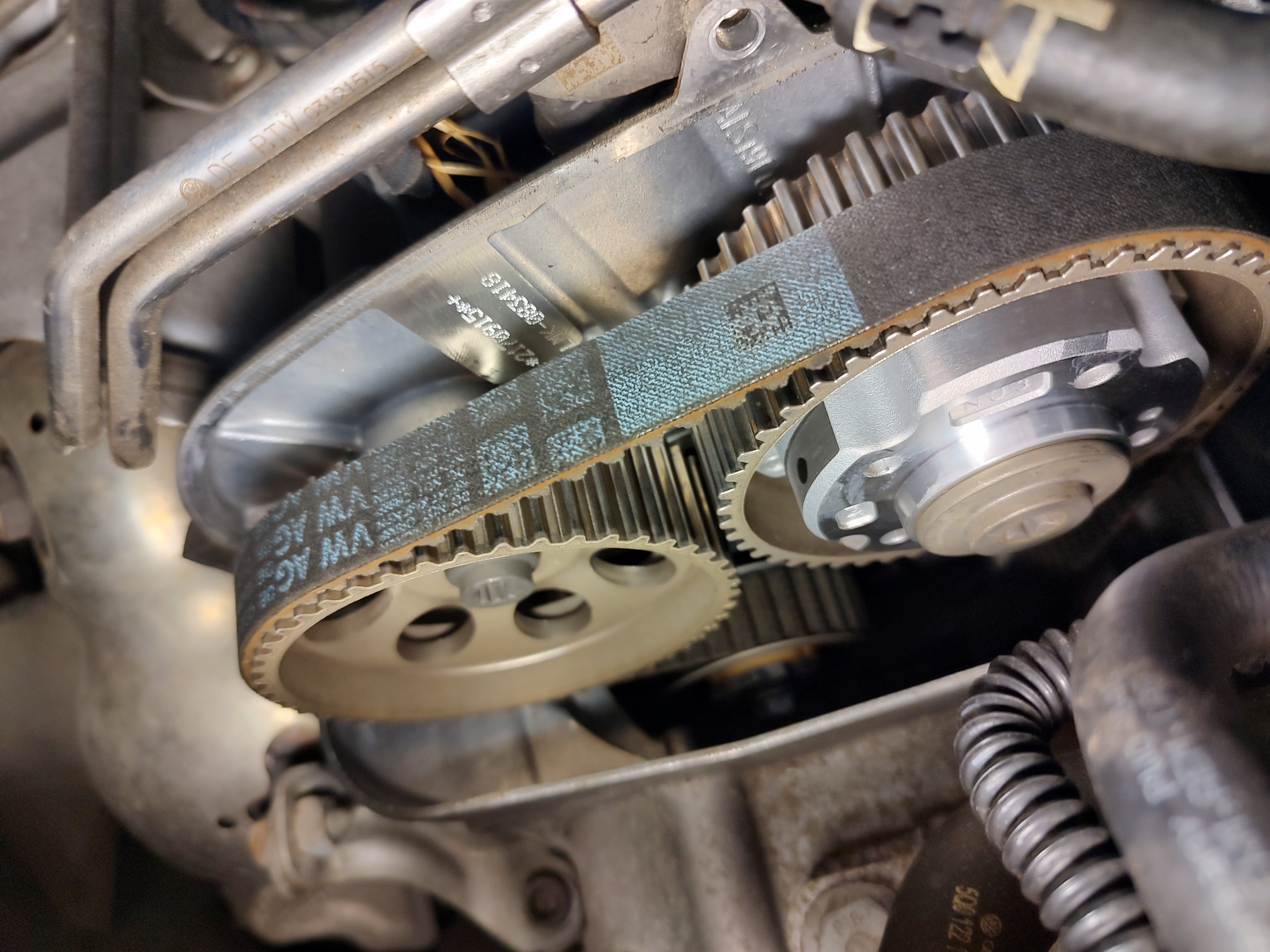Changing timing belt on an 1.4 TSI ACT engine - Skoda Superb Mk3 (2015 ...