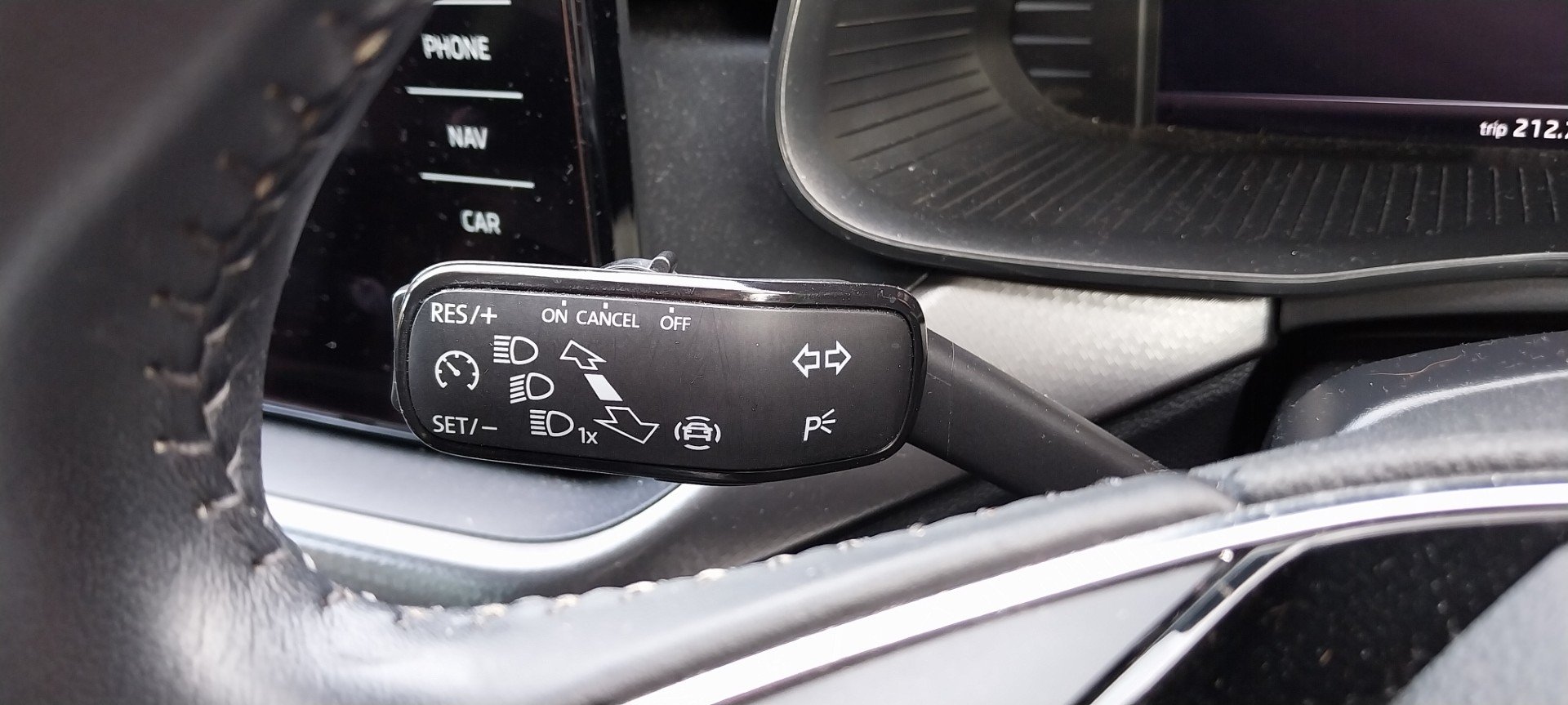 "P" button on left hand steering wheel stalk. - Škoda Scala - BRISKODA