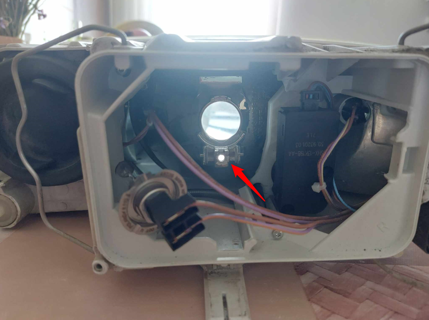 Headlight reflector piece and bulb retaining screw - Skoda Octavia Mk2 ...