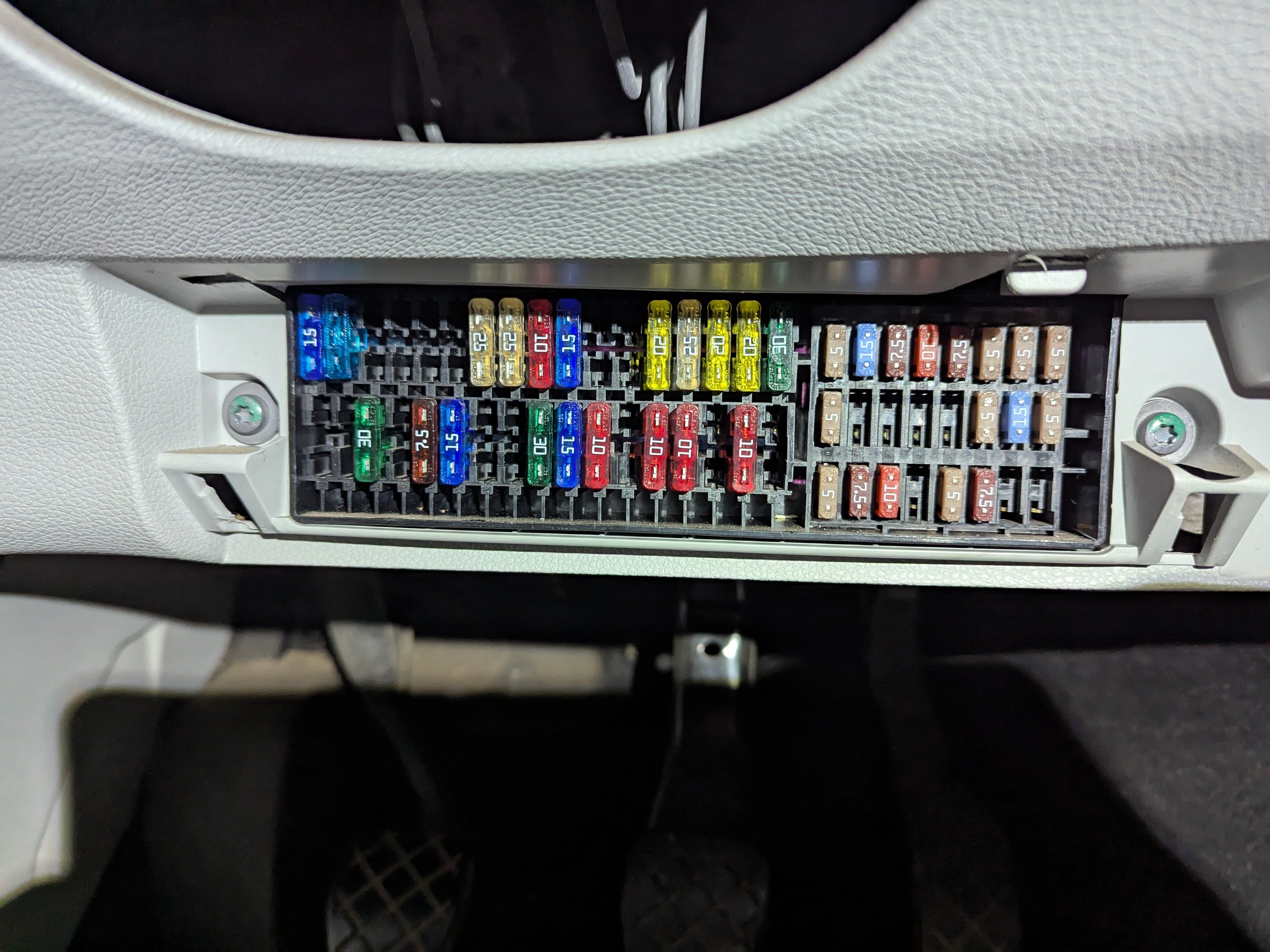 Help me locate where this fuse should go? 2014 TDI 105 SE - Skoda Fabia ...