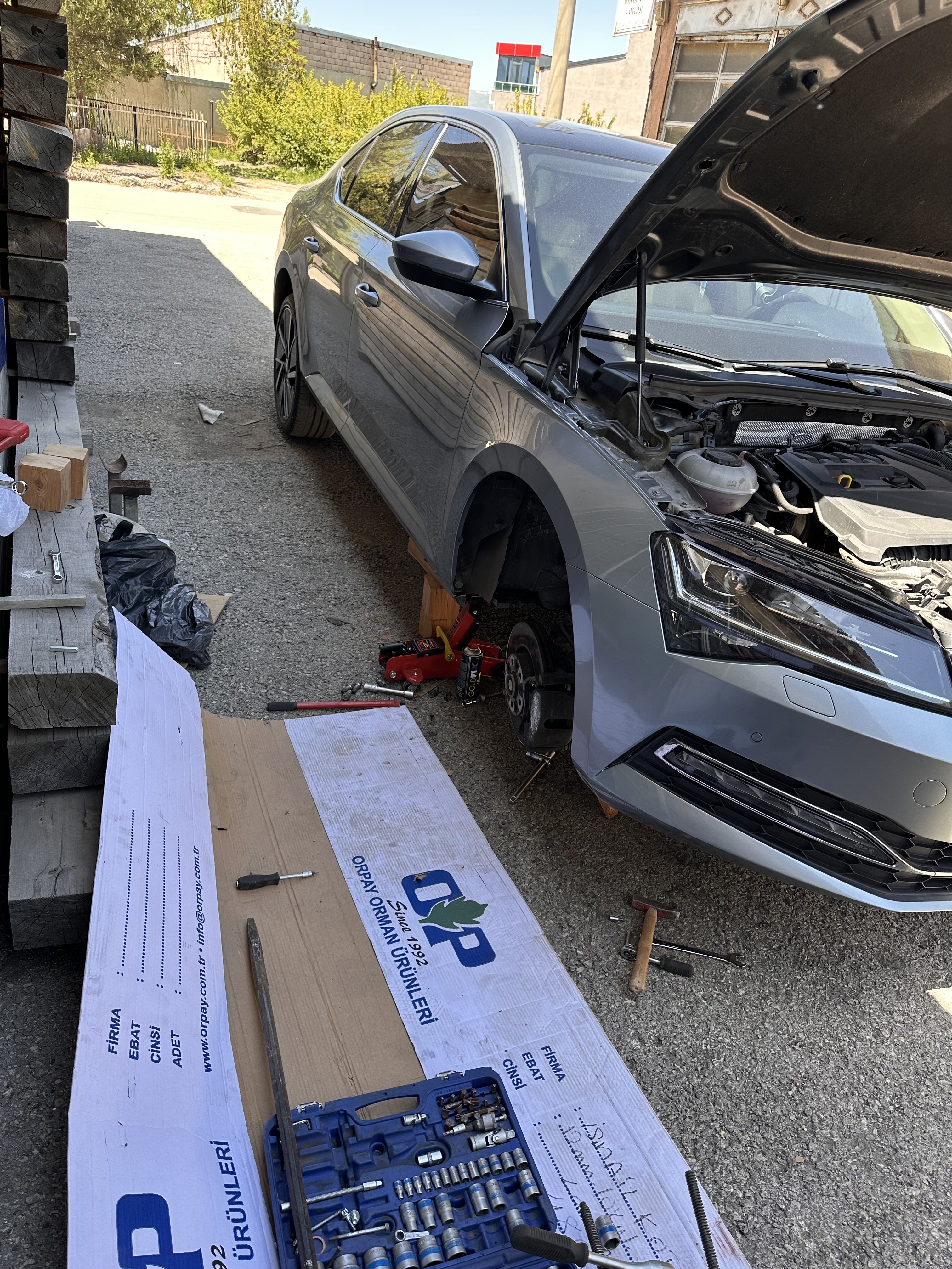 Vehicle front shock absorber and pad replacement - Skoda Superb Mk3 ...